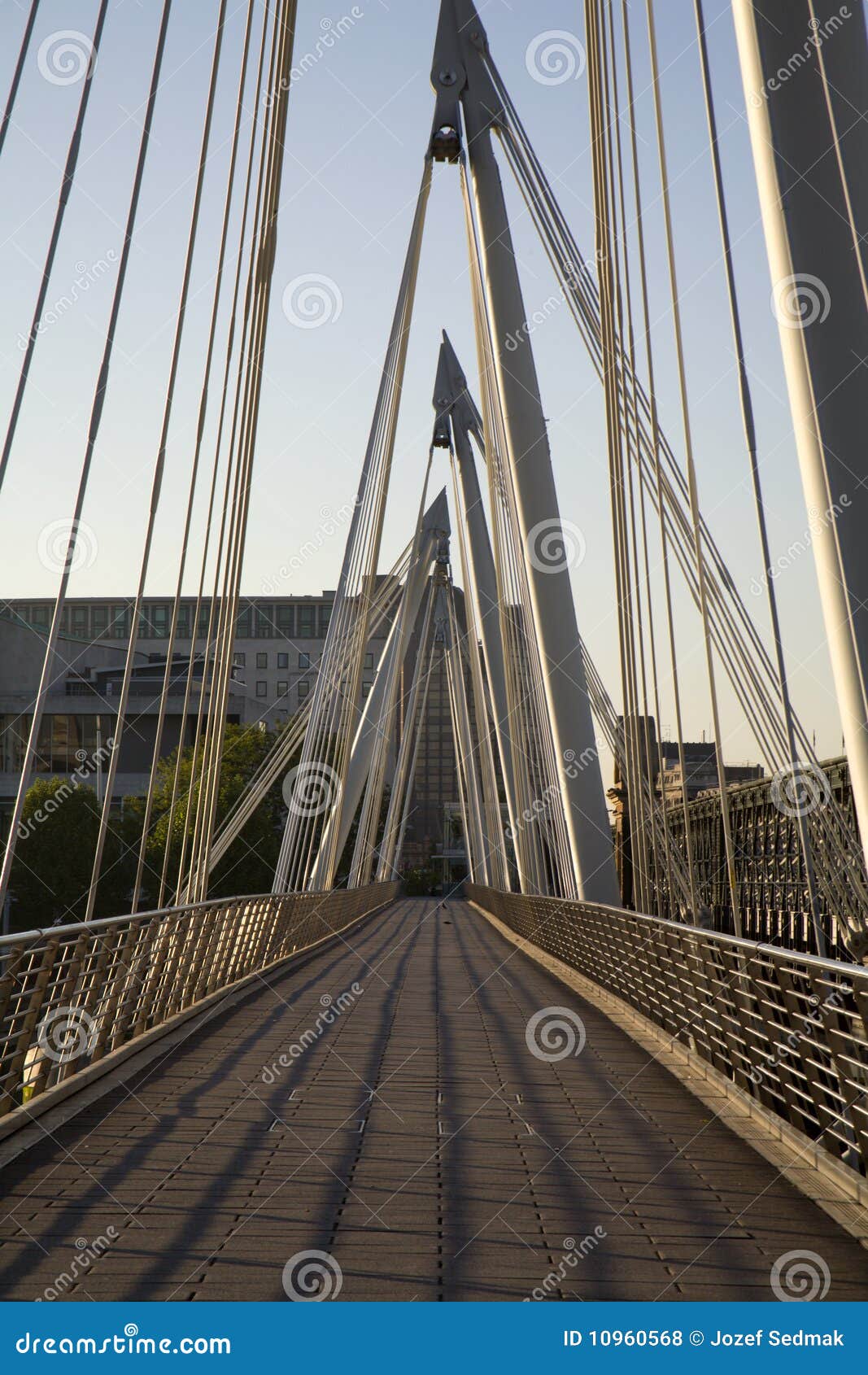 Londres - Passerelle Moderne Photo stock - Image du matin, lumière ...
