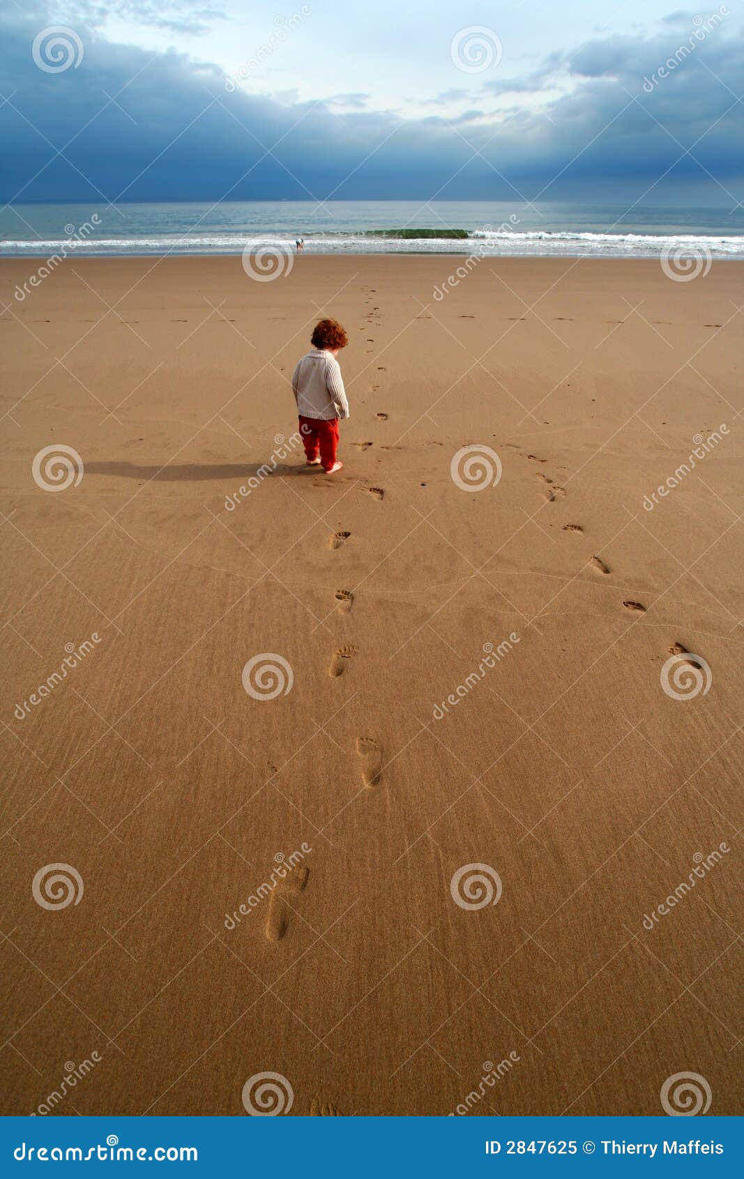 Lone kid on the beach editorial image. Image of sand, defenceless - 2847625