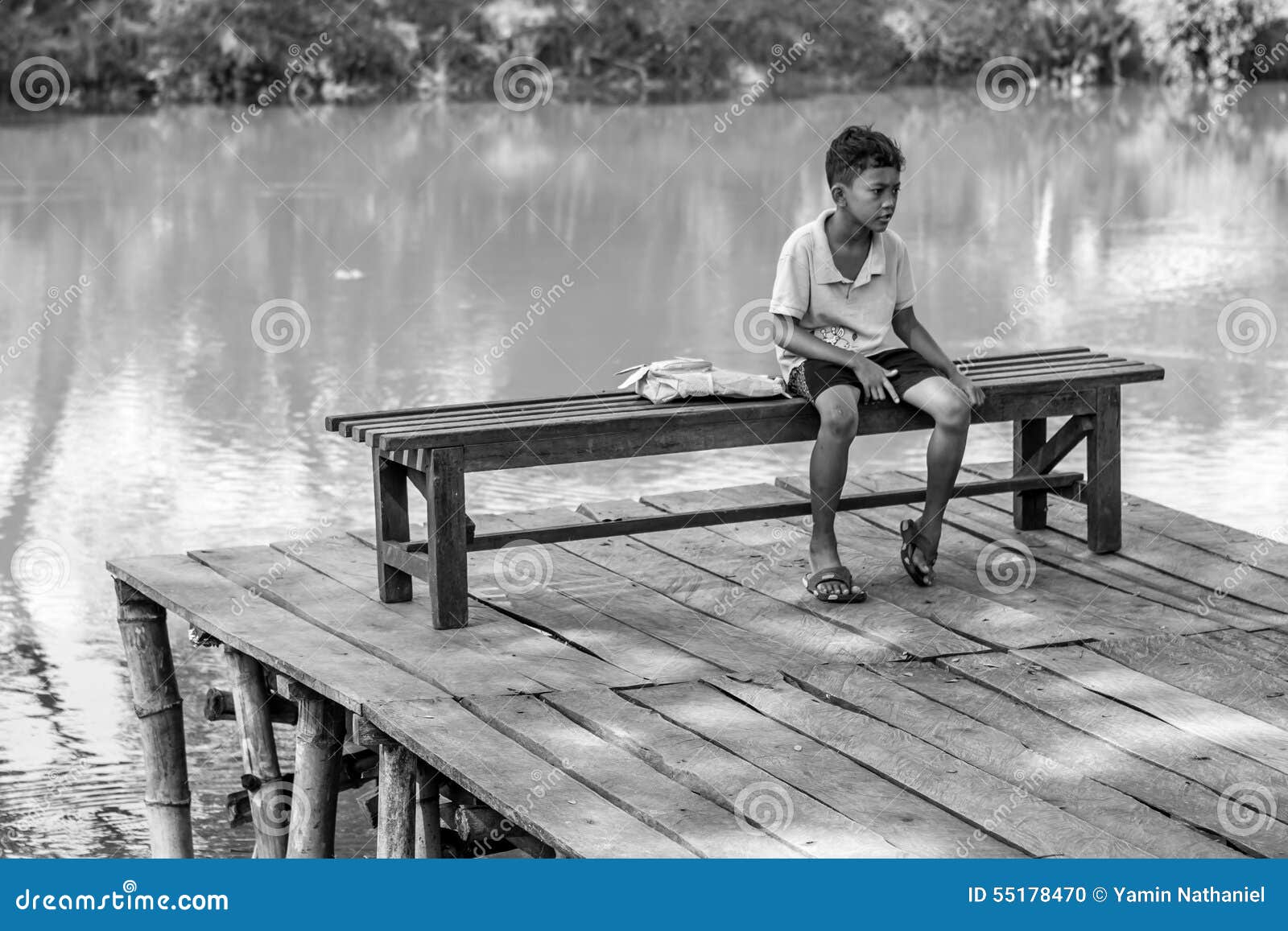 Lonely child editorial image. Image of enjoy, children - 55178470