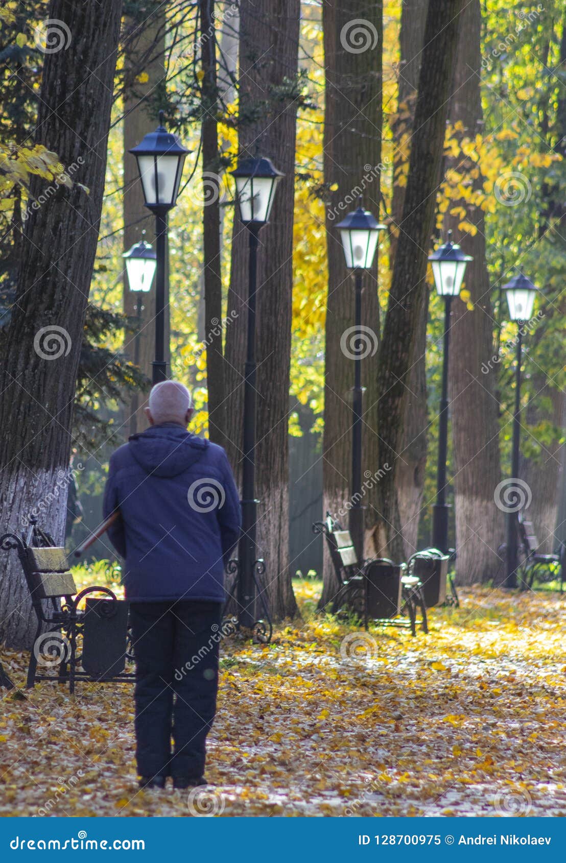 Lonely old man in the Park editorial image. Image of black - 128700975