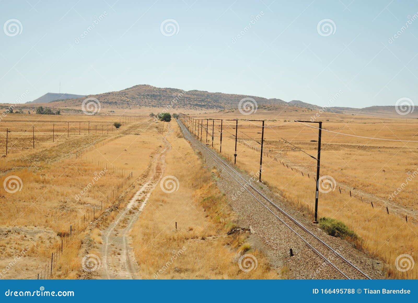 Long chemin photo stock. Image du maison, piste, nature - 166495788