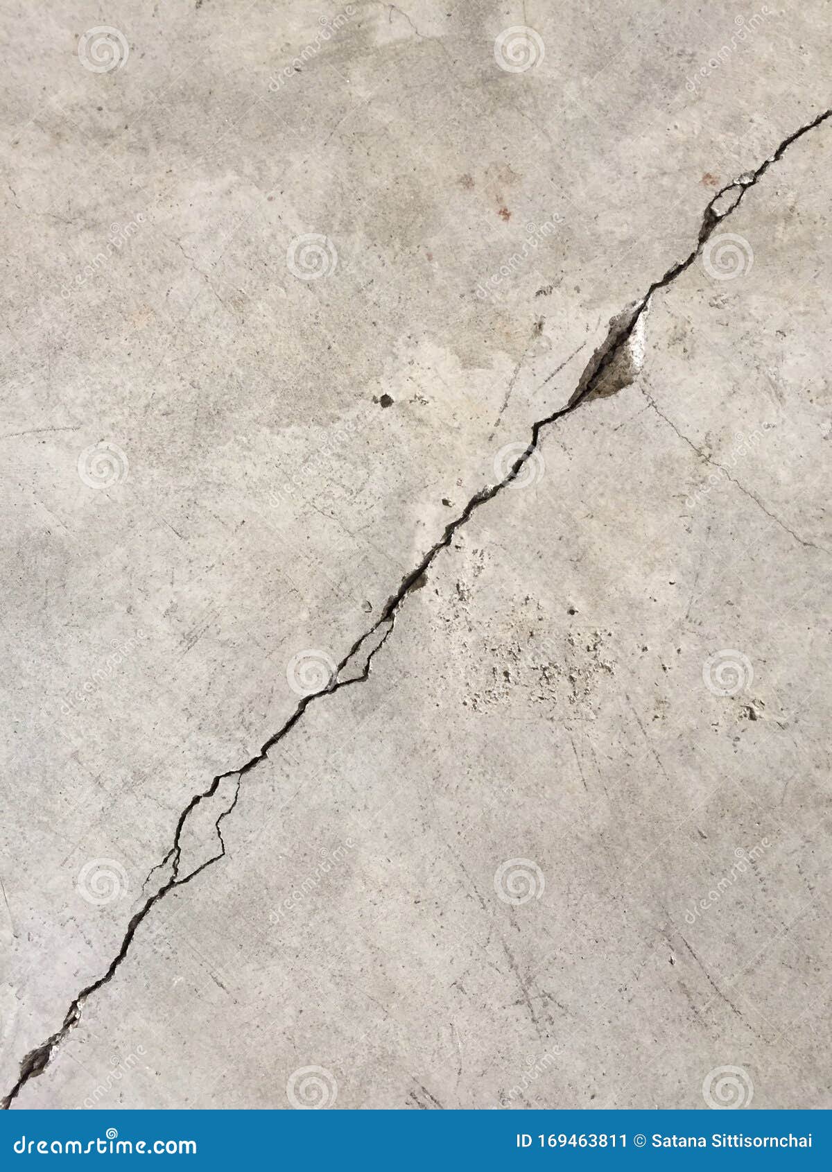 Cracking Line on Concrete Floor Stock Image - Image of cracking, long ...