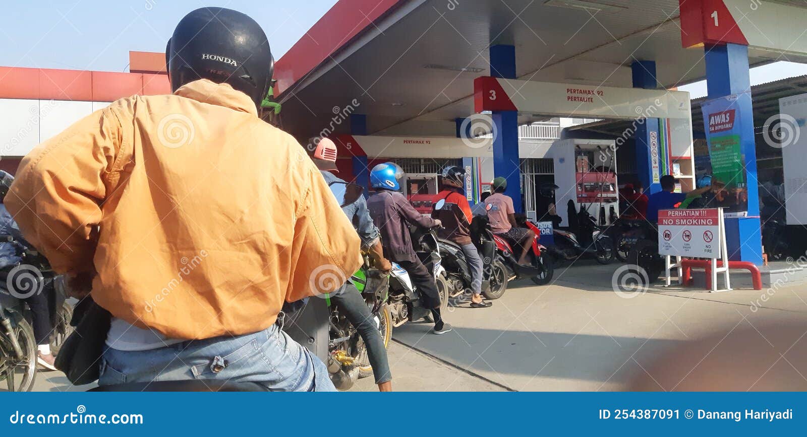 Long Queue To Get the Petrol Editorial Photo - Image of person, vehicle ...