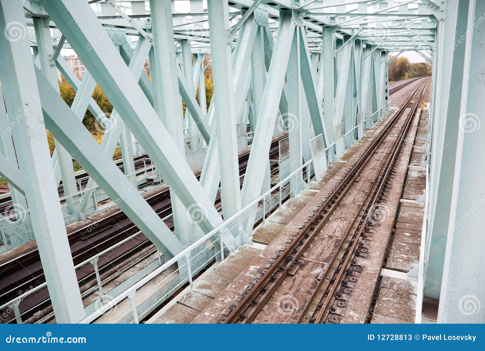 Longerons de pont en fer image stock. Image du railway - 12728813