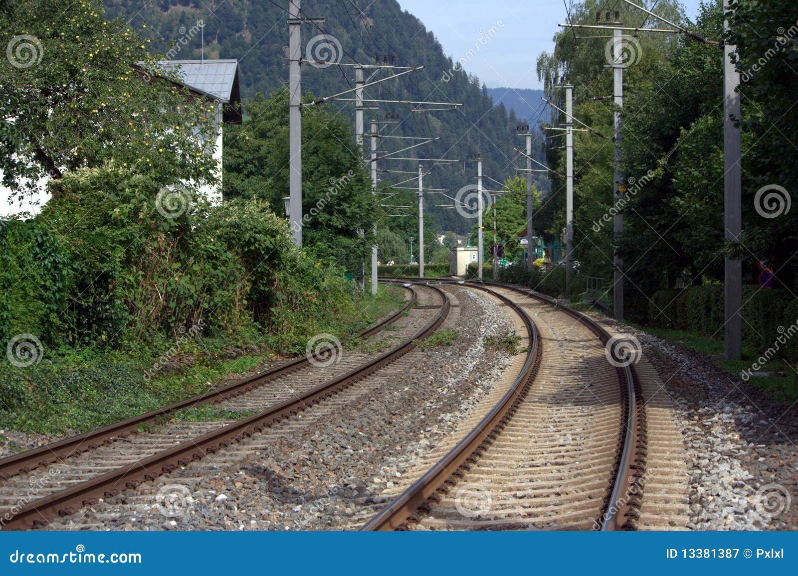 Longerons de train image stock. Image du trains, pierres - 13381387