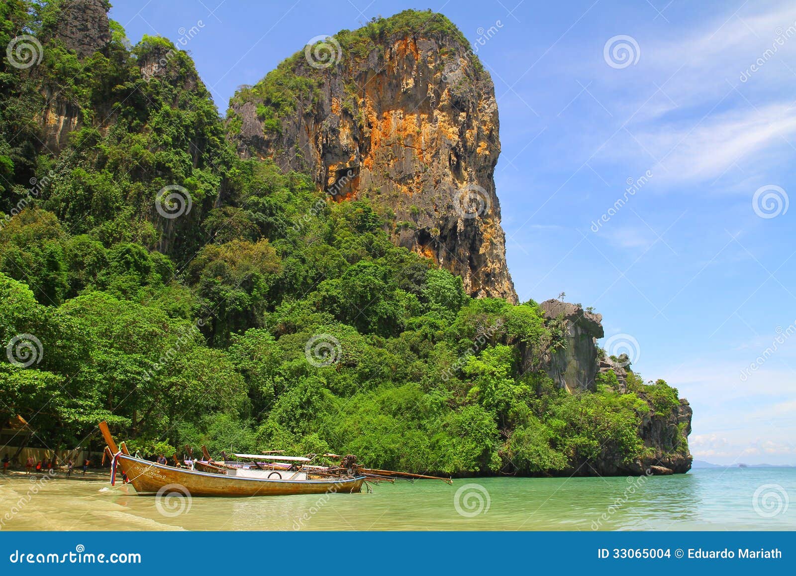 Longtail-Boot Auf Railay-Strand - Krabi - Thailand Redaktionelles ...
