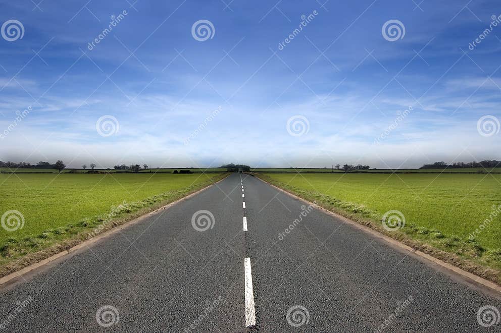 Longue route photo stock. Image du vide, omnibus, milles - 4344318