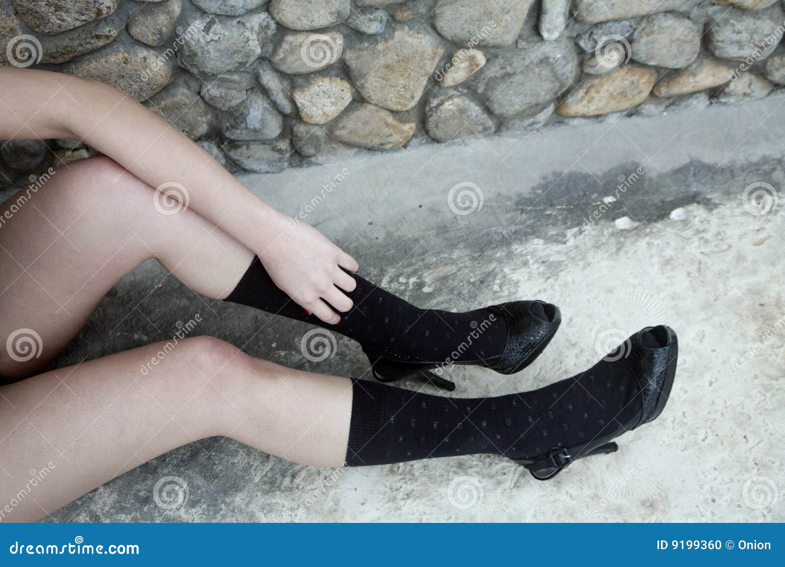 Longues Pattes Dans Les Talons Et Les Bas Photo stock - Image du mode ...