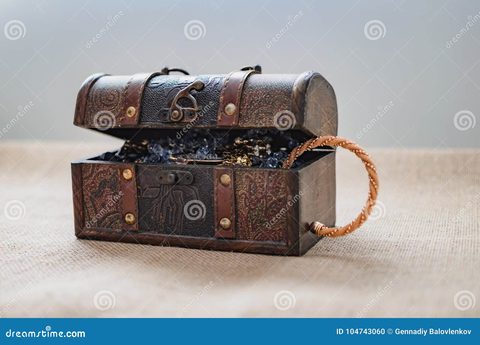 Loot Box, Open Treasure Chest Stock Photo - Image of pendant, jewelry ...