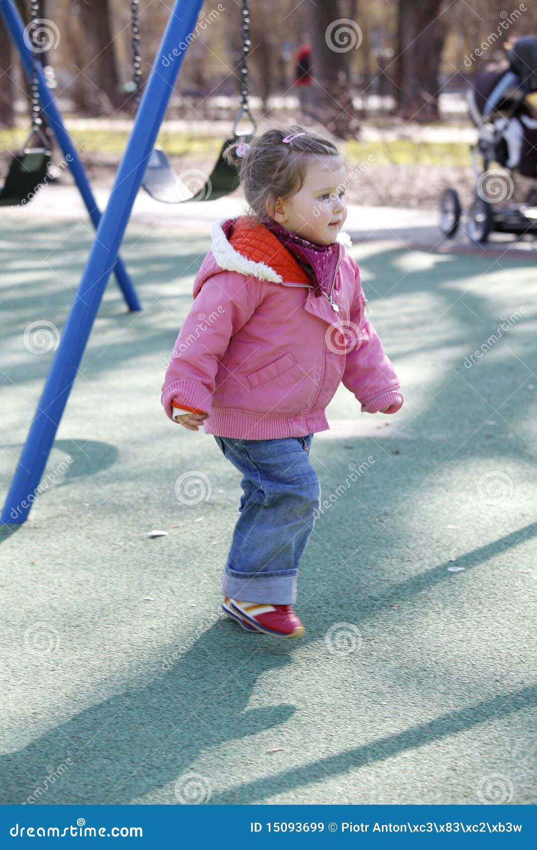 Lopend kind stock afbeelding. Image of glimlach, gezondheid - 15093699