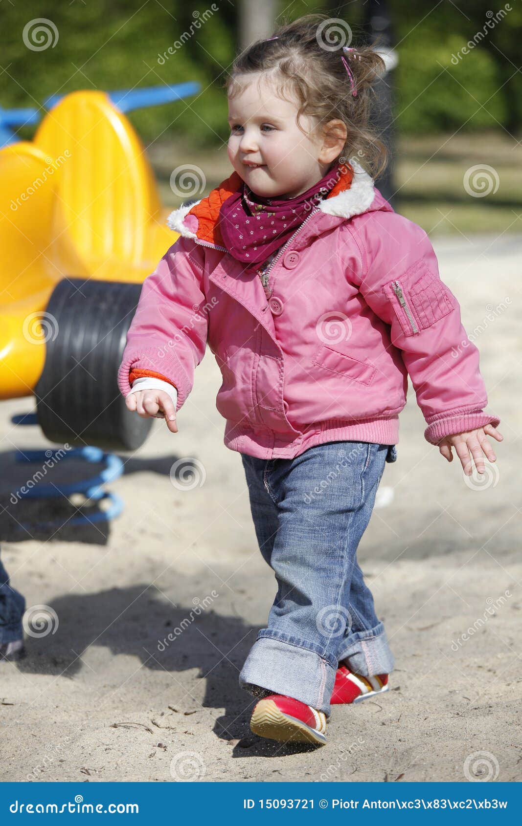 Lopend kind stock afbeelding. Image of kinderjaren, pret - 15093721