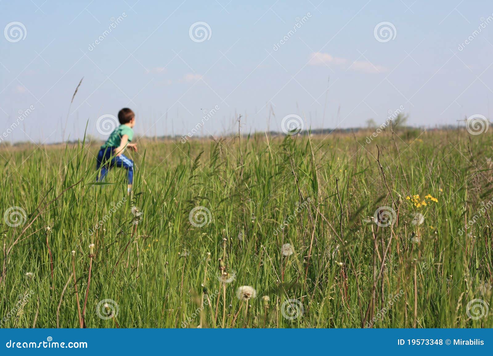 Lopend kind stock foto. Image of nave, sprong, landschap - 19573348