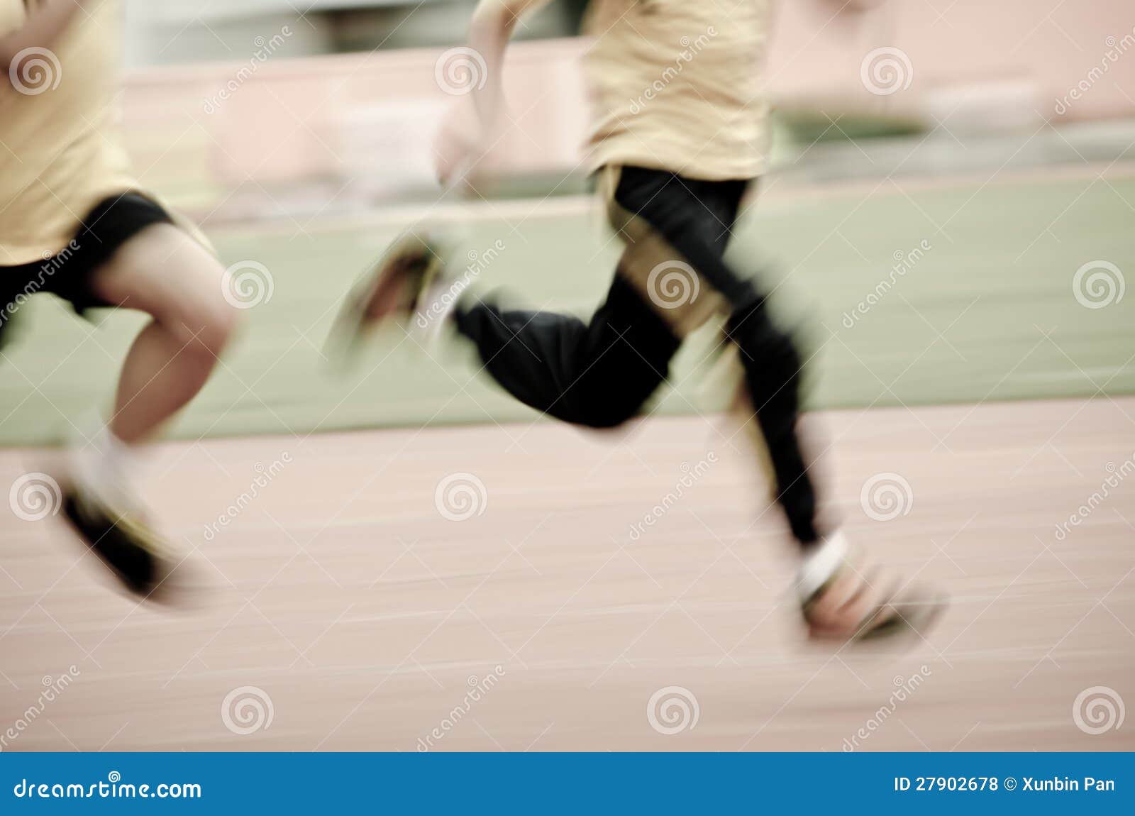 Lopend kind op sportspoor stock foto. Image of concurrerend - 27902678