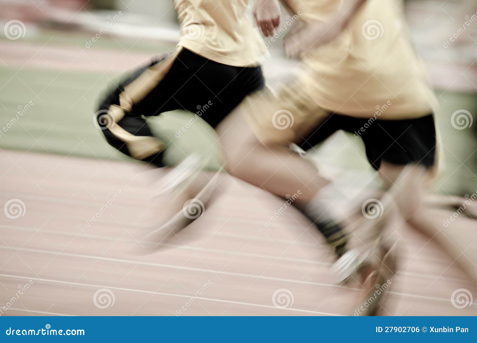 Lopend kind op sportspoor stock foto. Image of oefening - 27902706