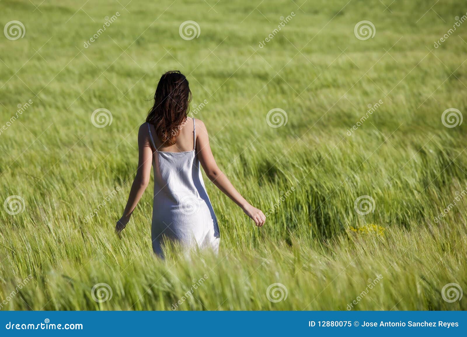 Lopend meisje stock afbeelding. Image of wapens, buiten - 12880075