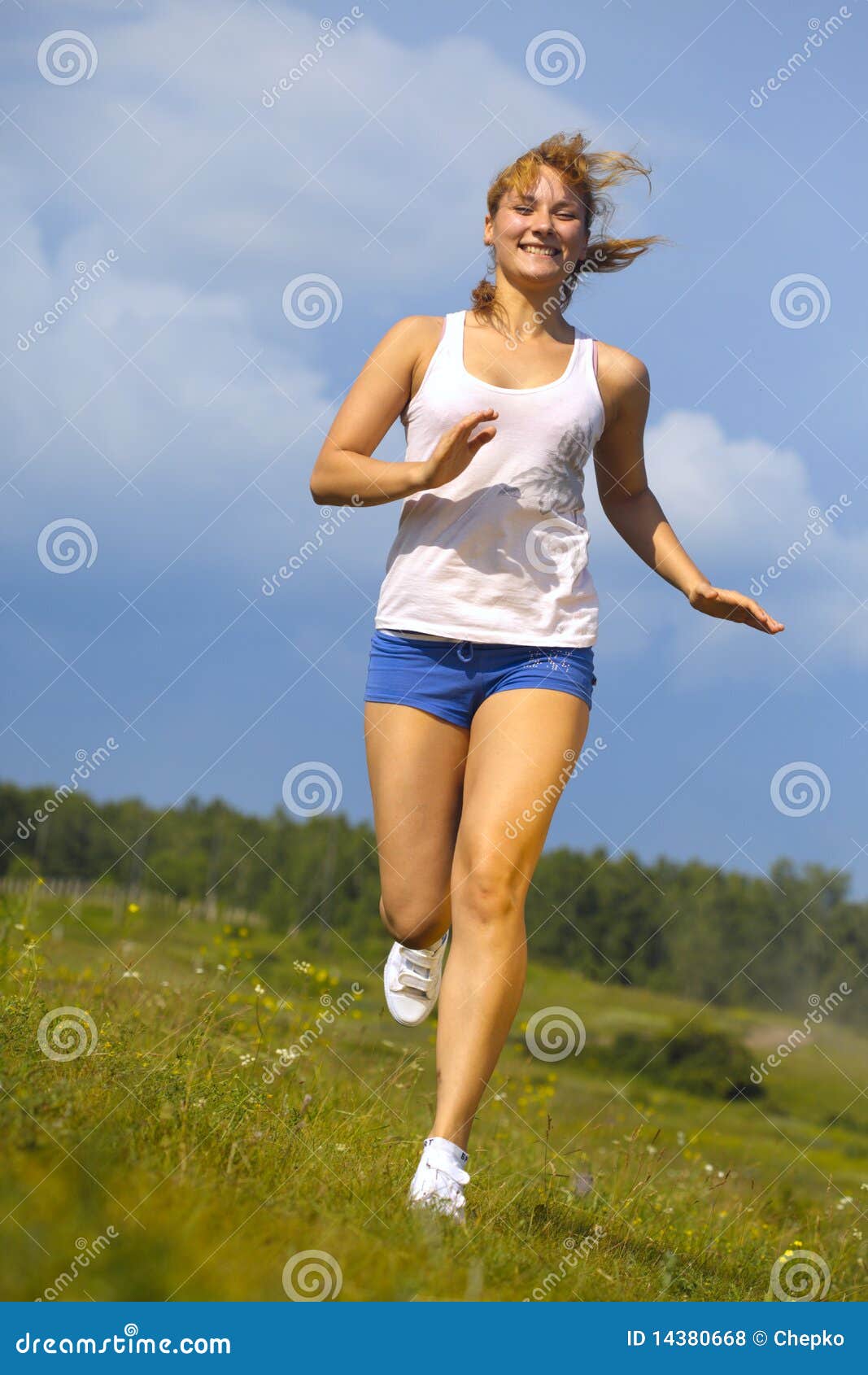 Lopend meisje stock foto. Image of nave, actie, activiteit - 14380668