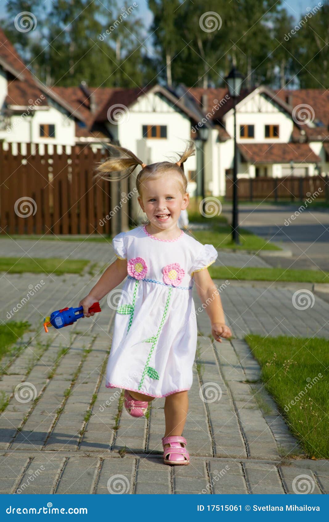 Lopend meisje stock afbeelding. Image of kind, binnenplaats - 17515061