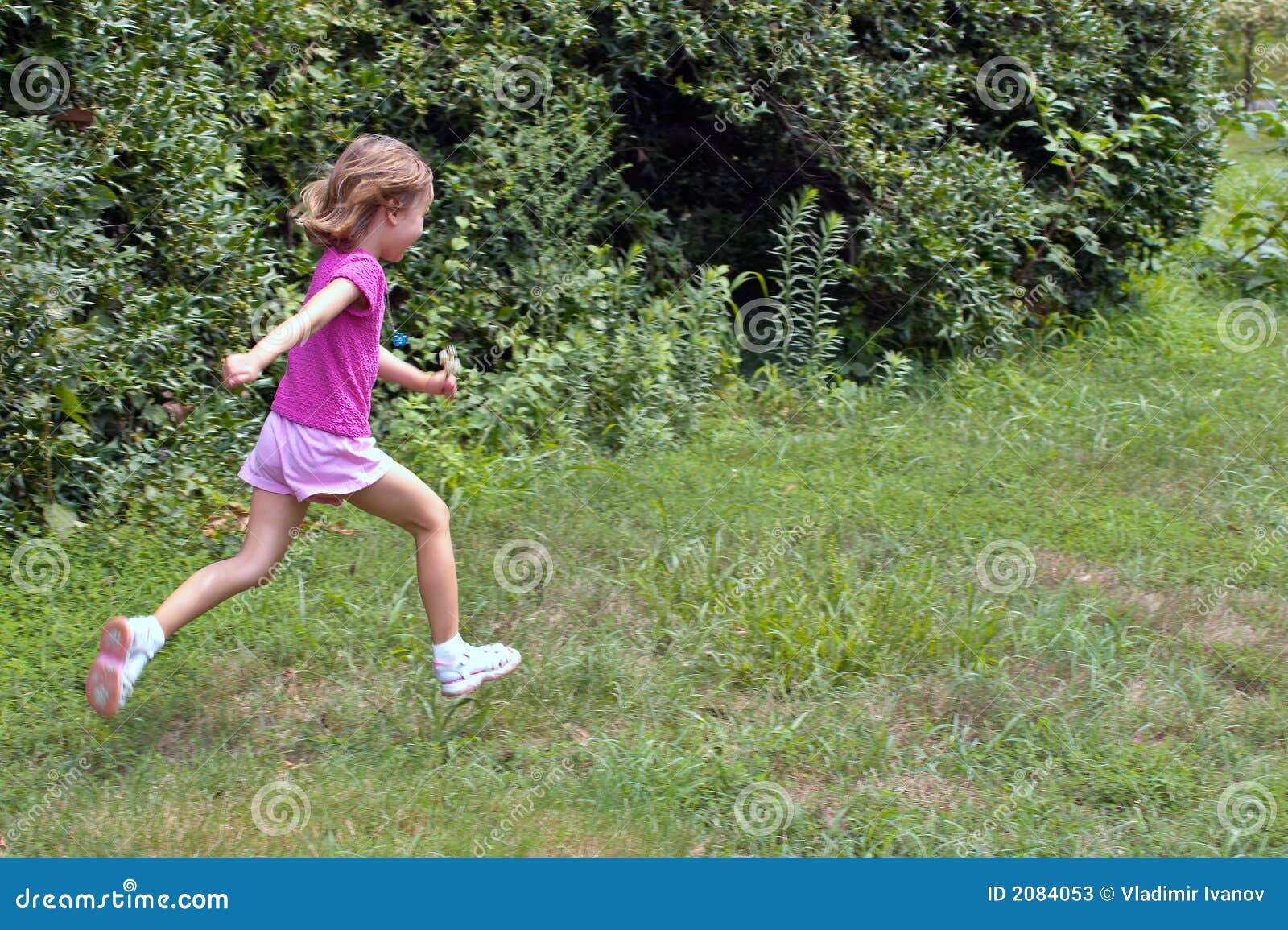 Lopend meisje stock afbeelding. Image of kind, mensen - 2084053