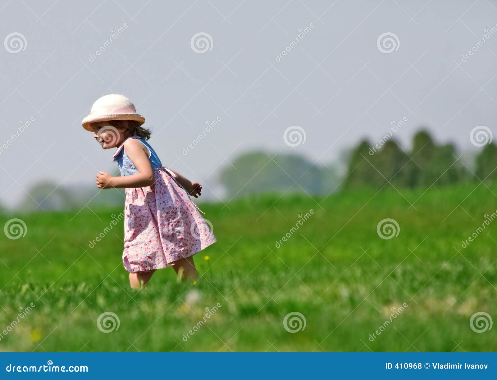 Lopend meisje stock foto. Image of blij, gelukkig, persoon - 410968