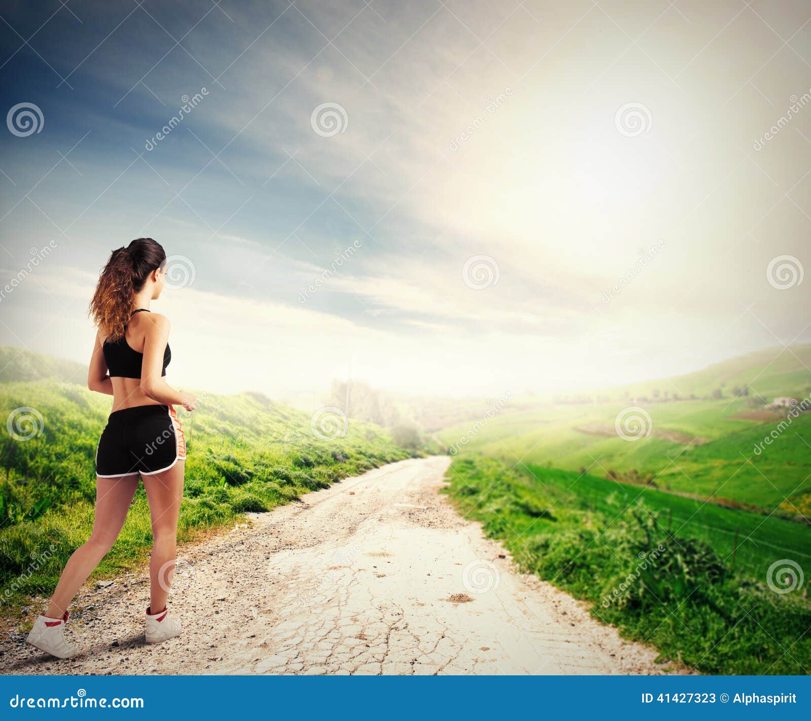 Lopend meisje stock afbeelding. Image of groenveld, actie - 41427323