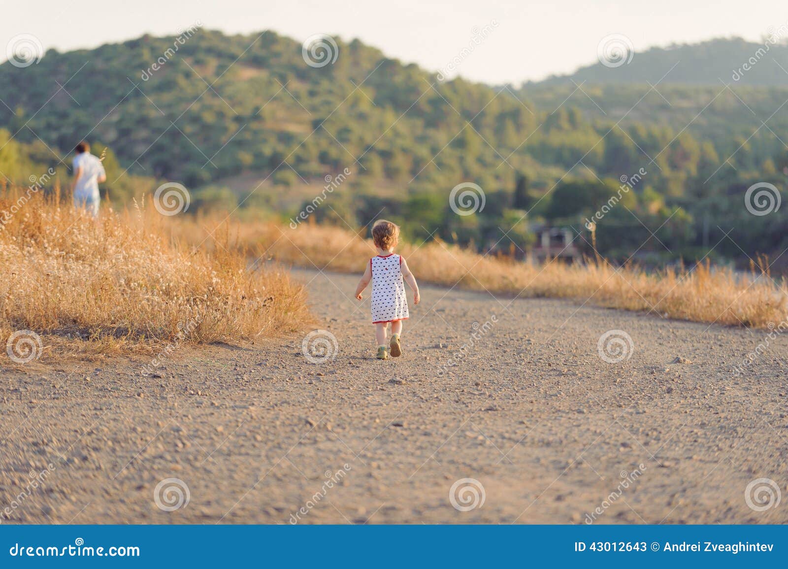 Lopend meisje stock afbeelding. Image of vader, mooi - 43012643