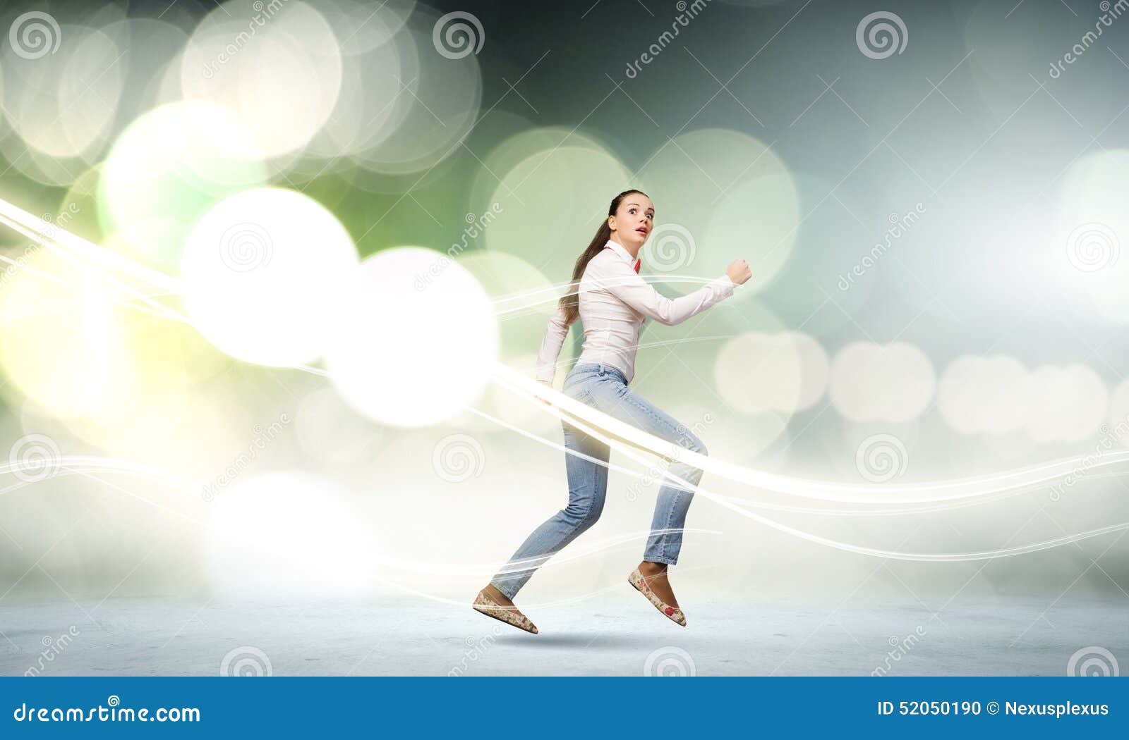 Lopend meisje stock foto. Image of verplaatsen, activiteit - 52050190