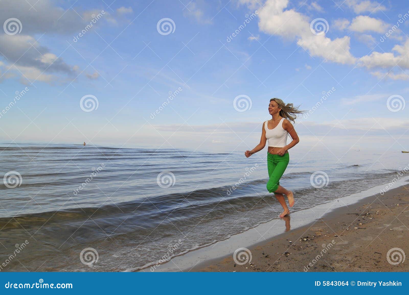 Lopend meisje stock foto. Image of blauw, meisje, paradijs - 5843064