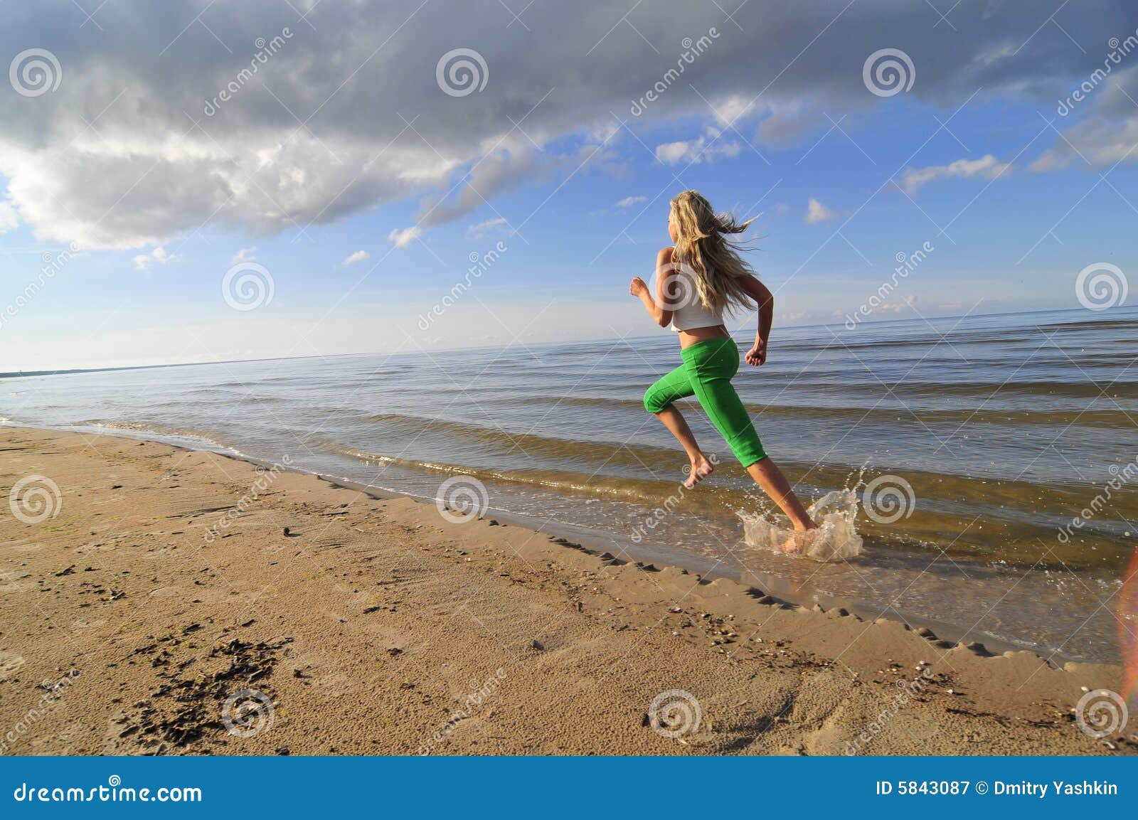 Lopend meisje stock afbeelding. Image of mooi, helder - 5843087