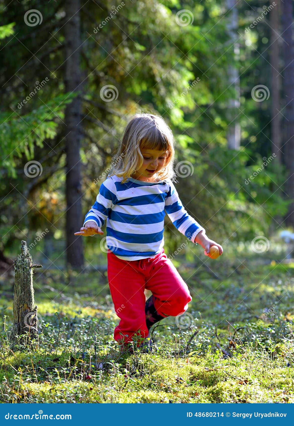 Lopend meisje in het bos stock foto. Image of aanbiddelijk - 48680214