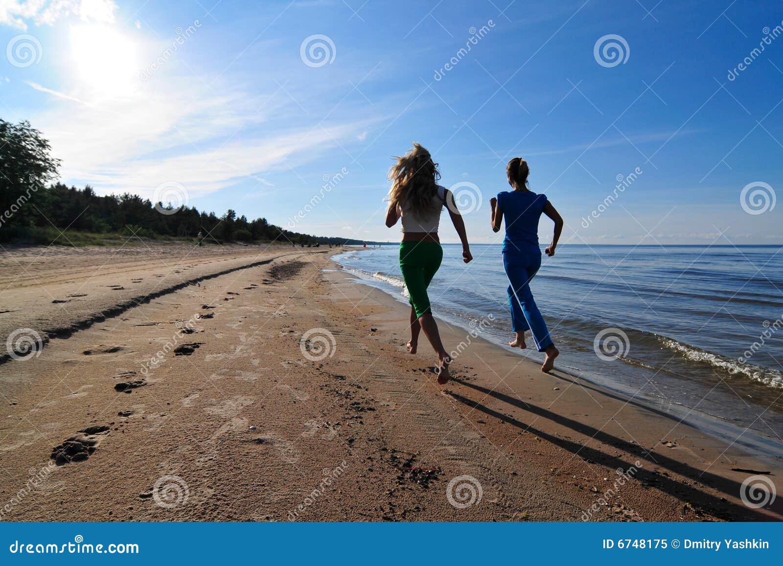 Lopend meisje twee stock afbeelding. Image of weinig, ochtend - 6748175