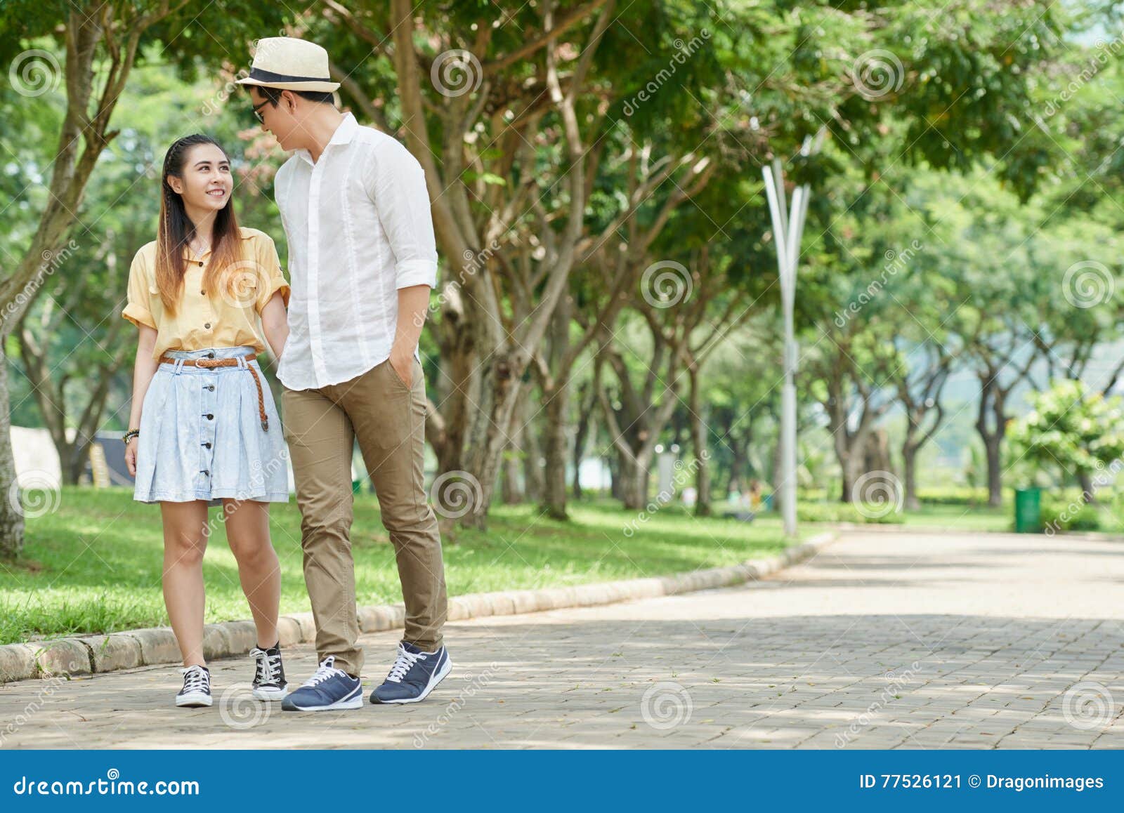 Lopend paar stock afbeelding. Image of gevoel, vrij, recreatief - 77526121