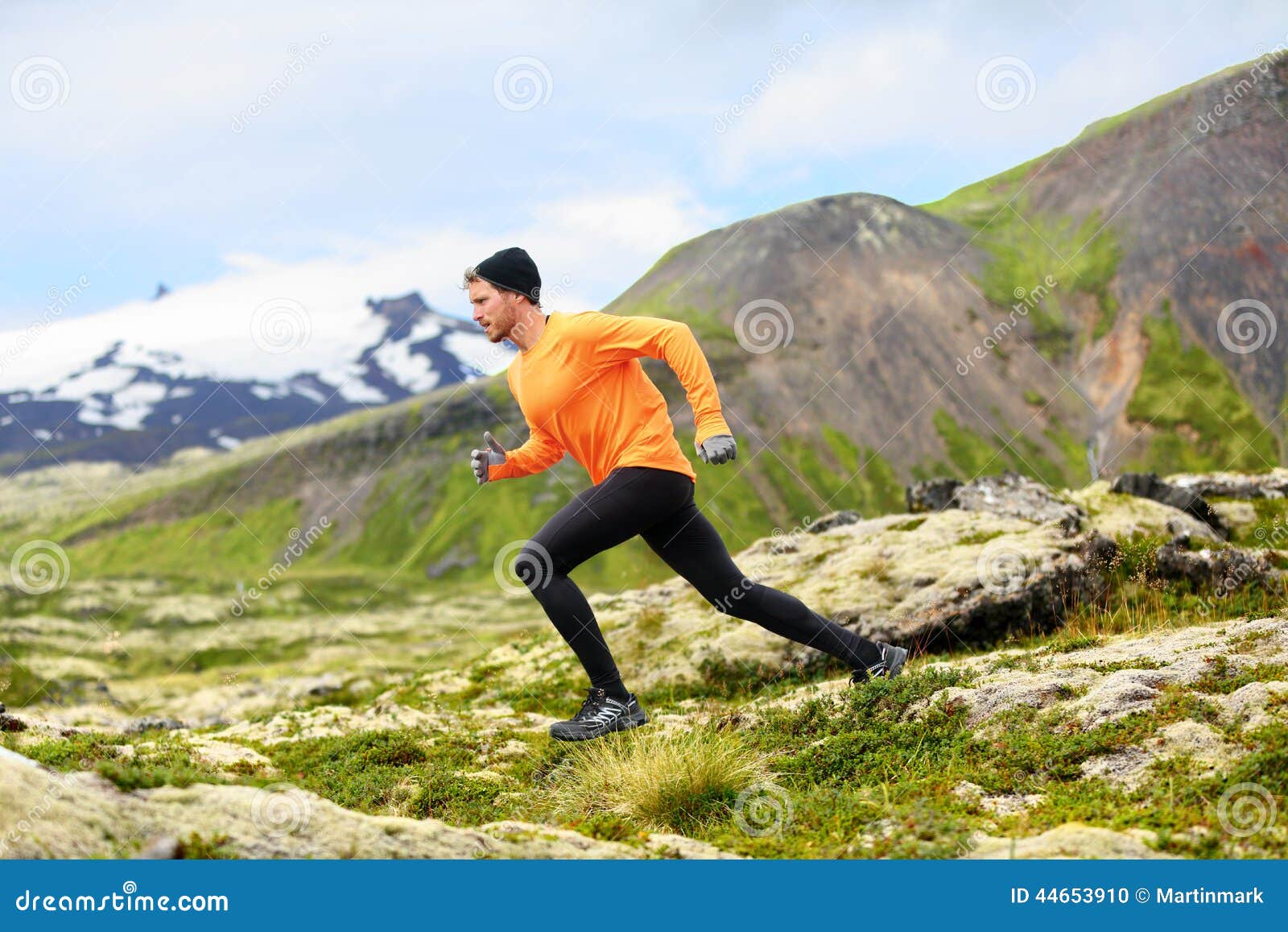 Lopende Mens in Dwars De Sleeplooppas Van Het Land Stock Foto - Image ...