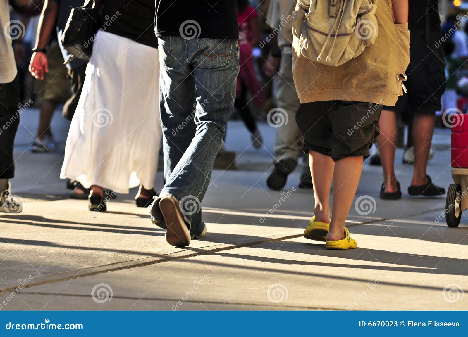 Lopende mensen stock afbeelding. Image of mensen, stedelijk - 6670023