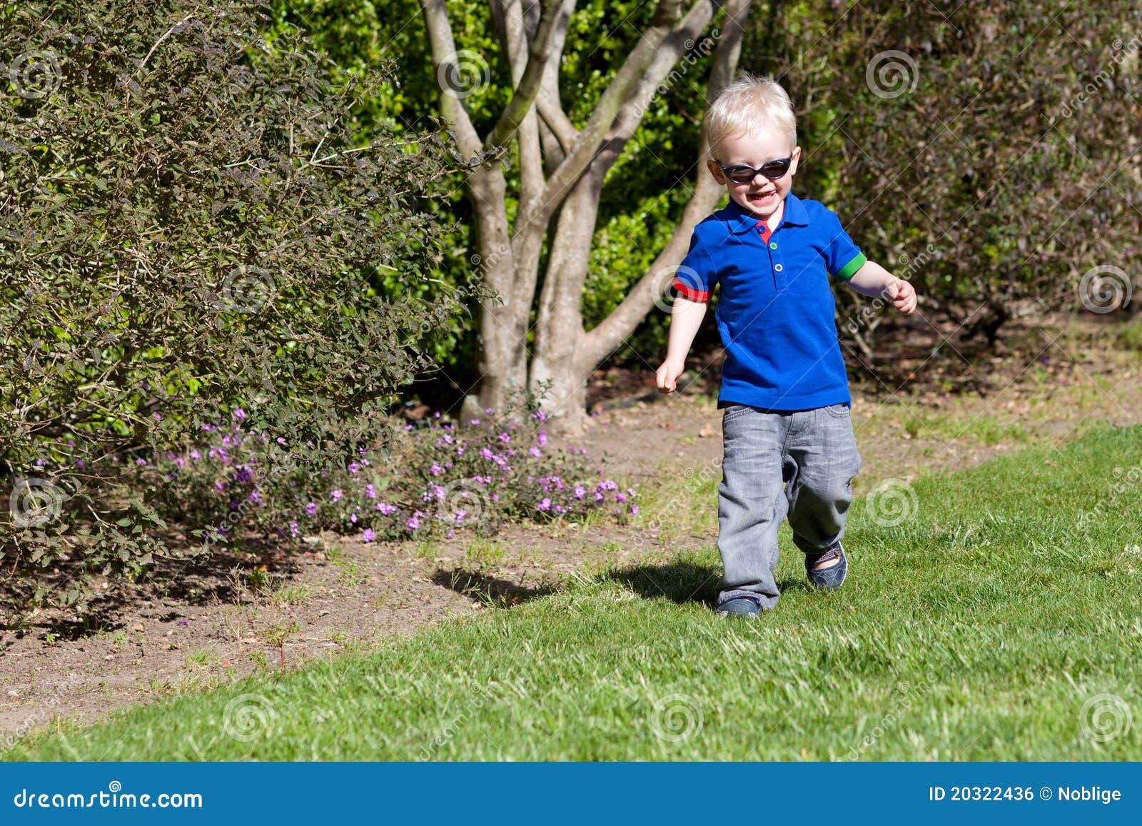 Lopende peuter stock foto. Image of persoon, spelen, nave - 20322436