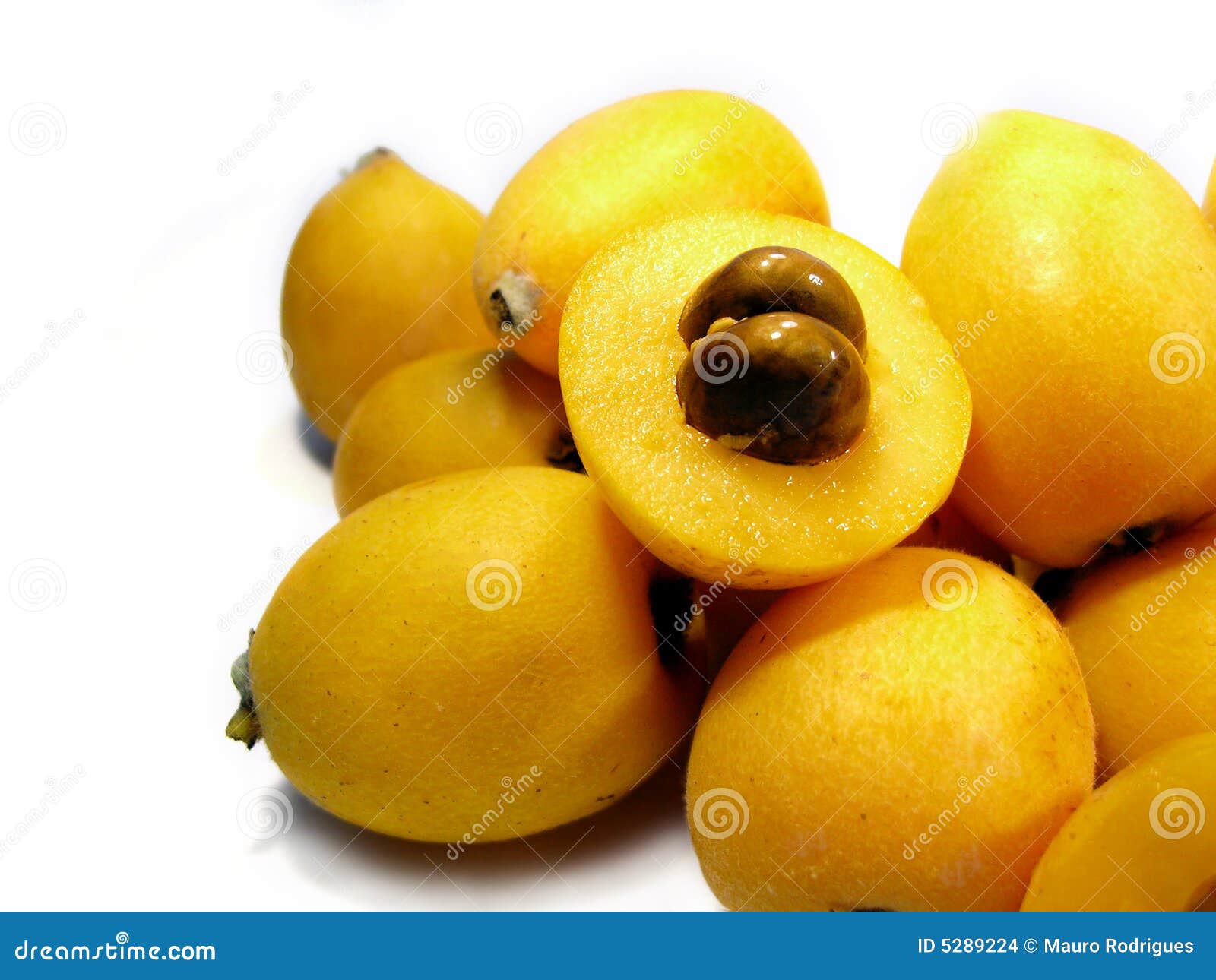 Loquat no branco foto de stock. Imagem de semente, alimento - 5289224