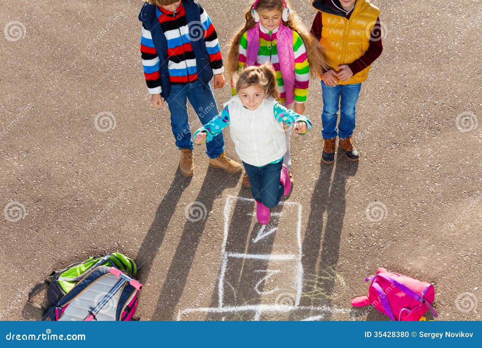Los Amigos Juegan a La Rayuela Foto de archivo - Imagen de septiembre ...