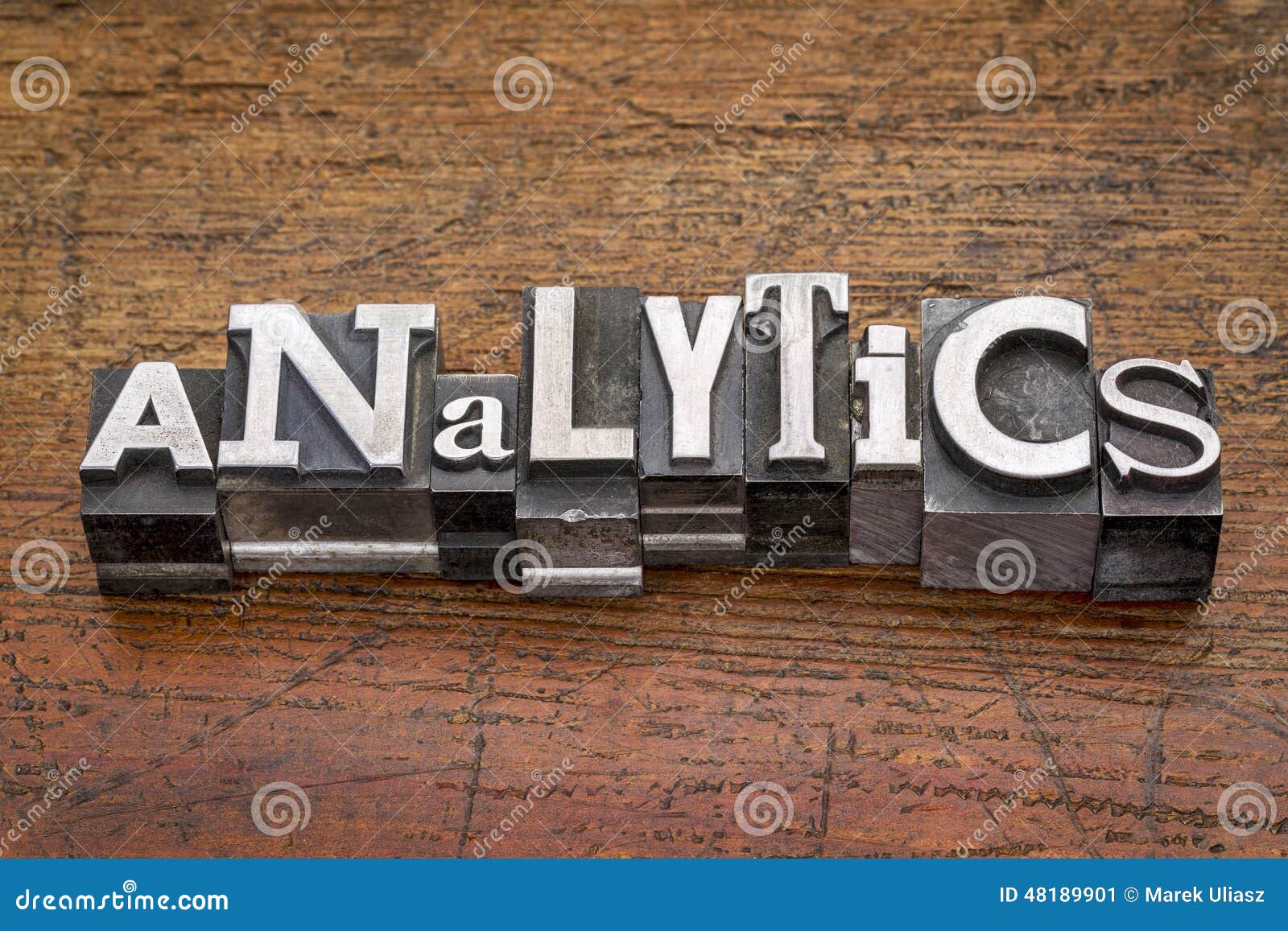 Los Analytics Redactan En Tipo Del Metal Imagen de archivo - Imagen de ...