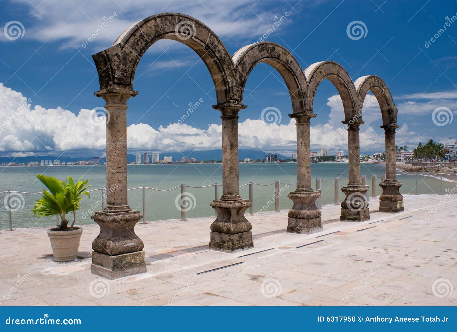 Los Arcos stock photo. Image of wave, malecon, ocean, tropical - 6317950