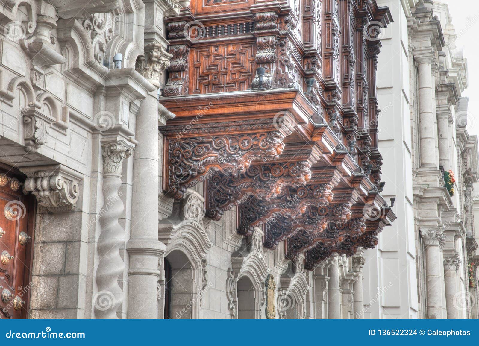 Los balcones de Lima Peru foto de archivo. Imagen de monumento - 136522324