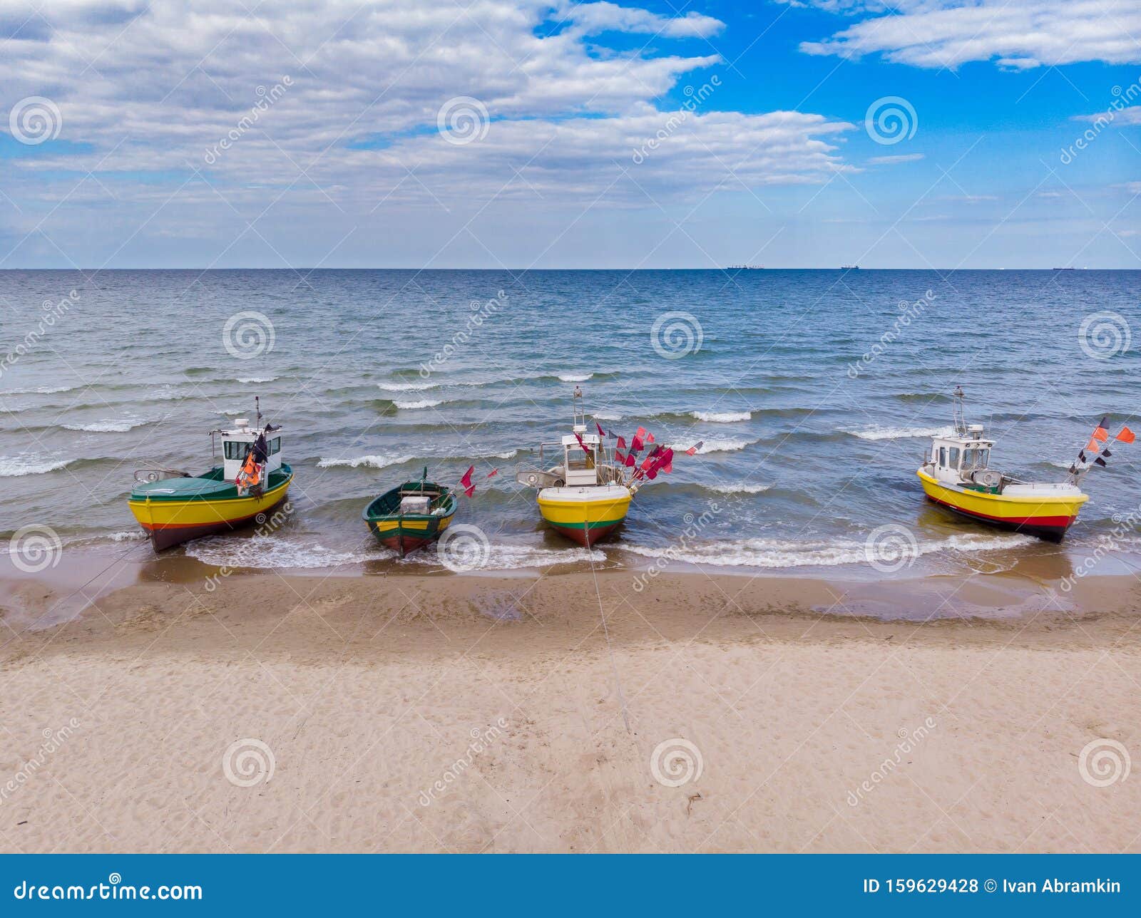 Los barcos en la playa foto de archivo. Imagen de paisaje - 159629428