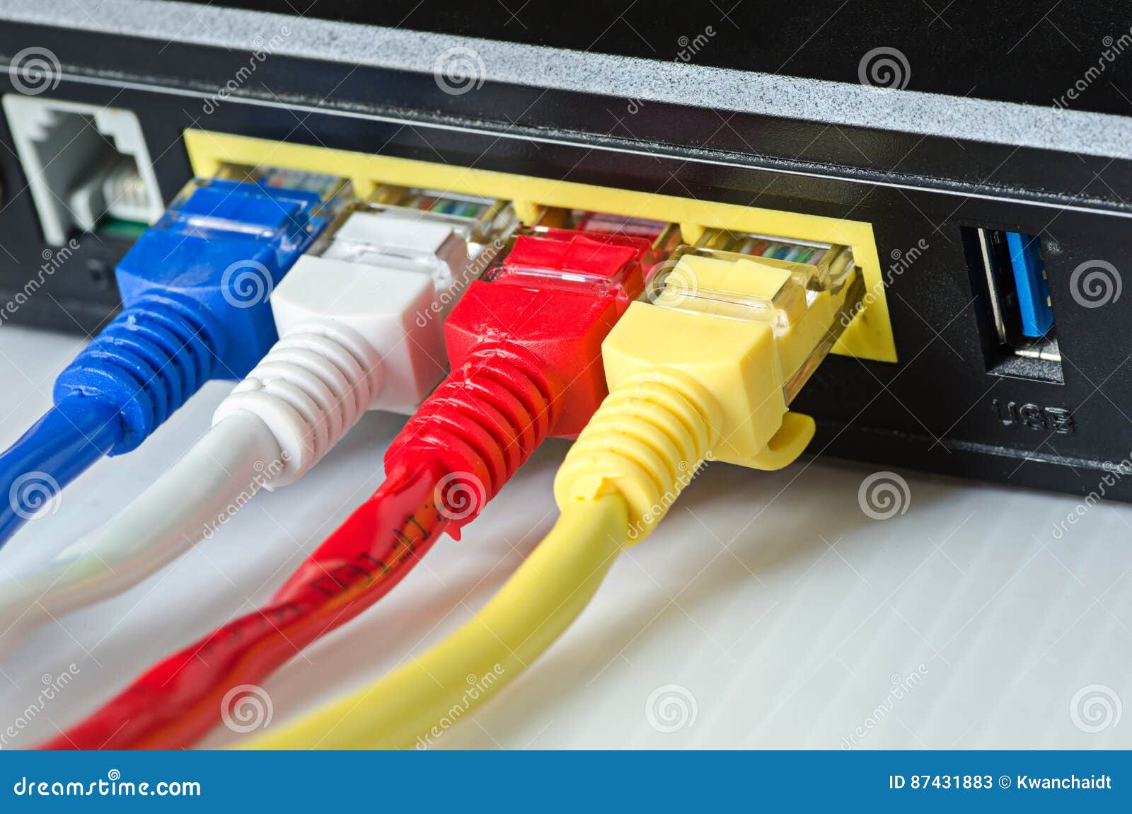 Los Cables De Ethernet Conectan Con El Router O El Interruptor Imagen ...