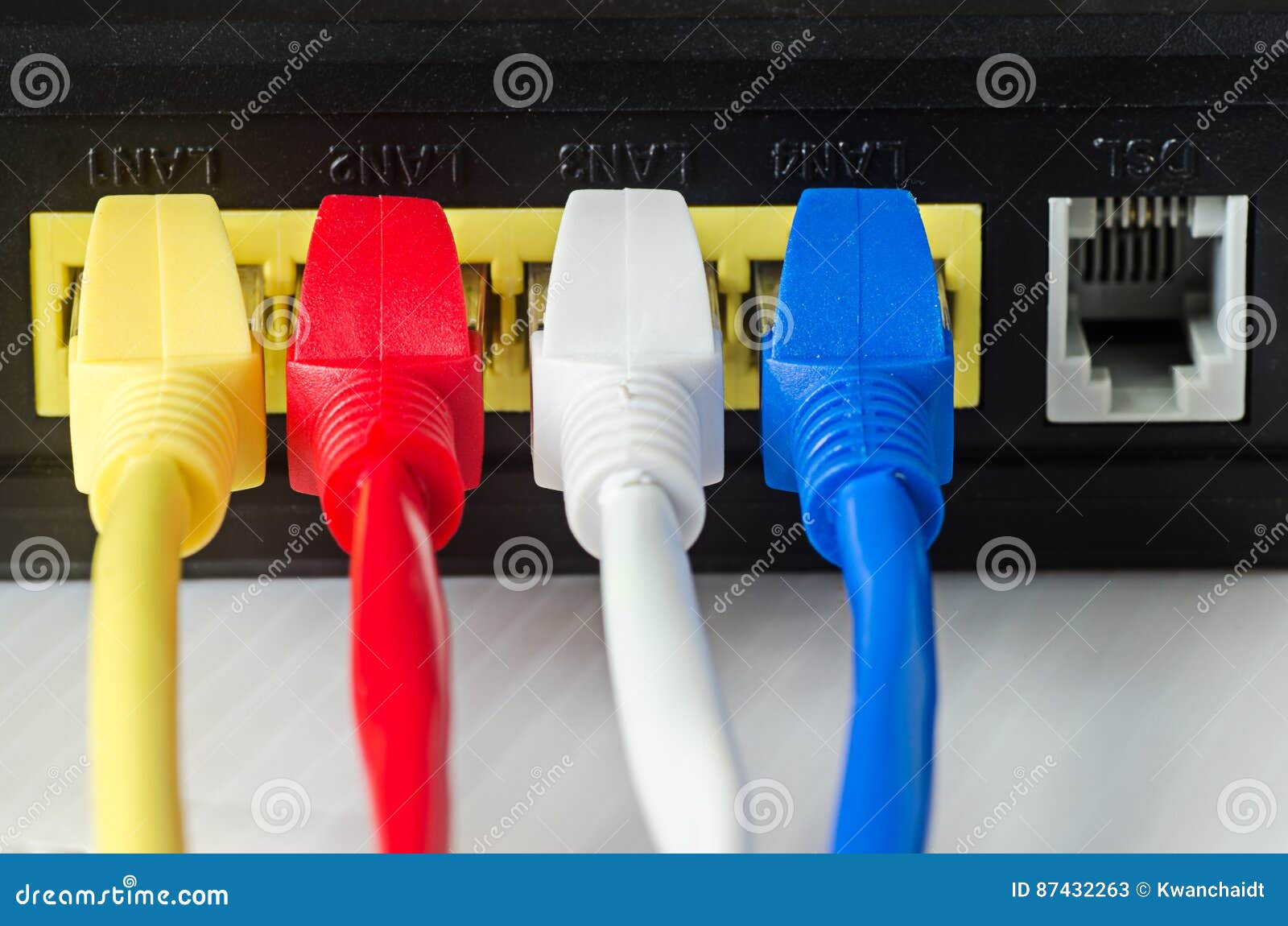 Los Cables De Ethernet Conectan Con El Router O El Interruptor Imagen ...