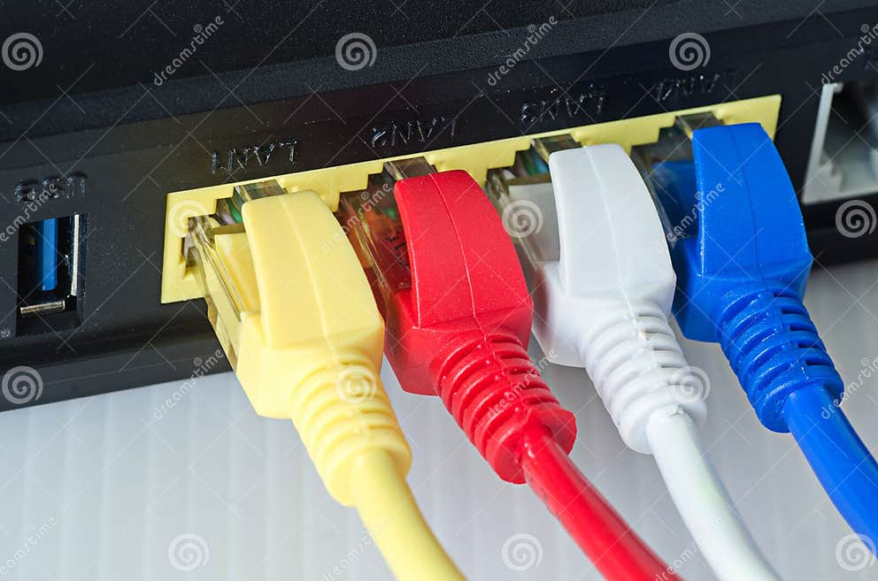 Los Cables De Ethernet Conectan Con El Router O El Interruptor Foto de ...