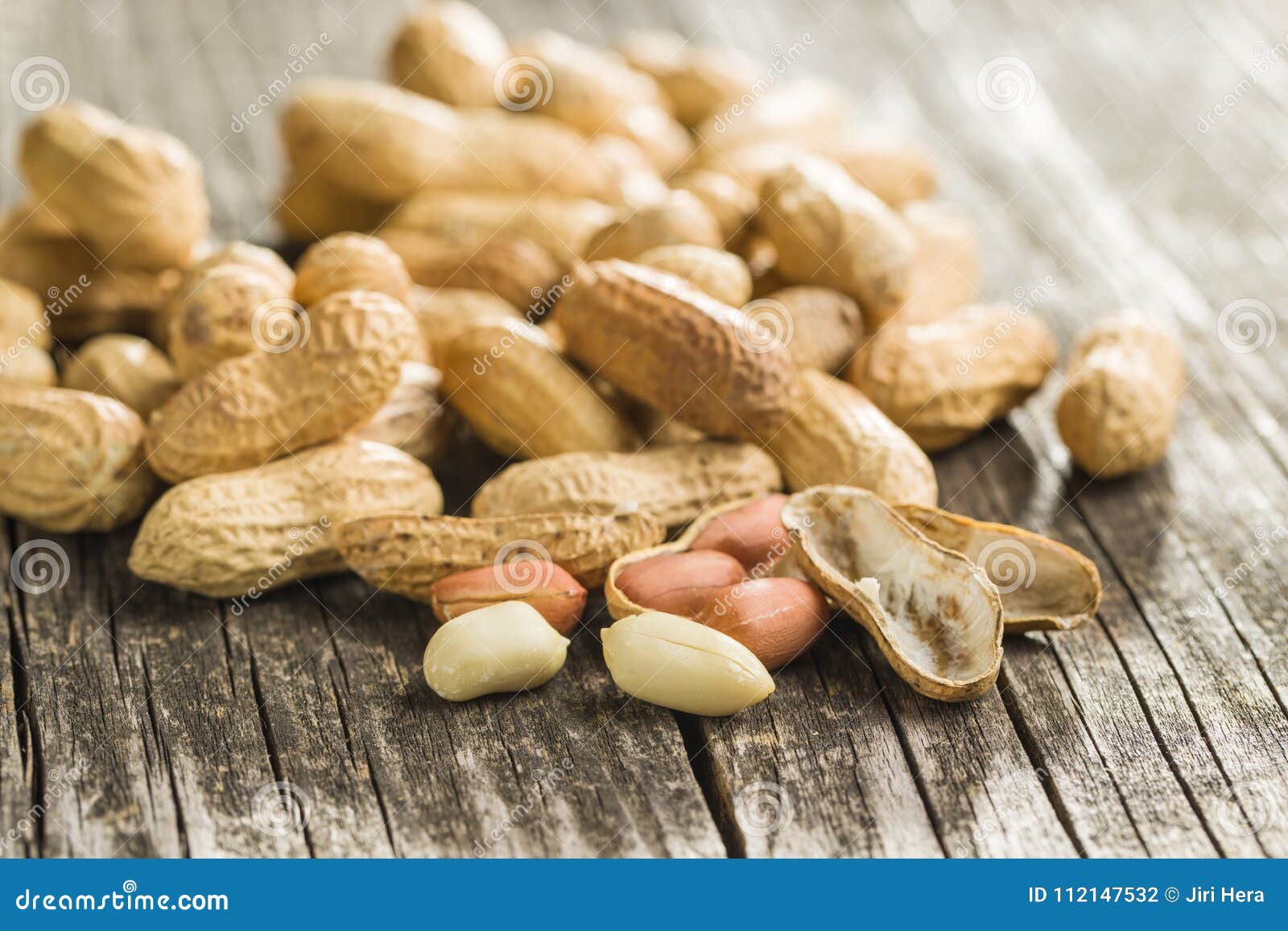Los cacahuetes pelados foto de archivo. Imagen de sabroso - 112147532