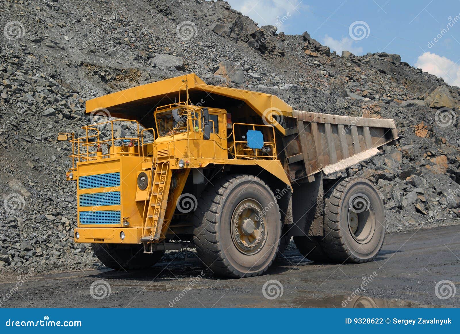 Los carros grandes foto de archivo. Imagen de carro, amarillo - 9328622