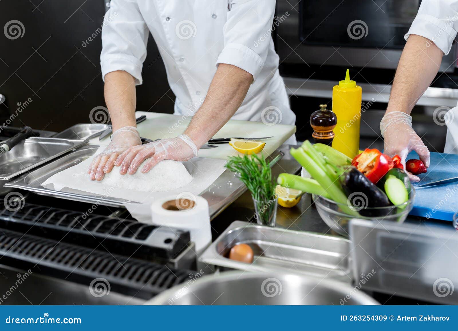 Los Chefs Preparan Comidas En La Cocina. Imagen de archivo - Imagen de ...