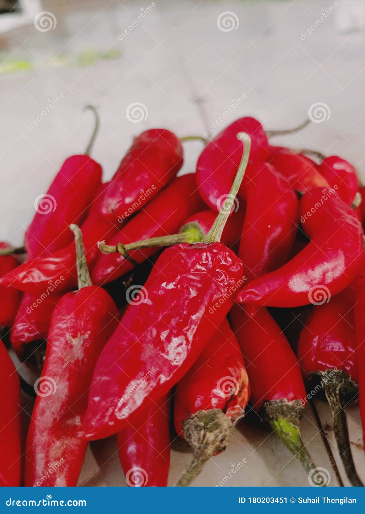 Los chiles rojos imagen de archivo. Imagen de chiles - 180203451