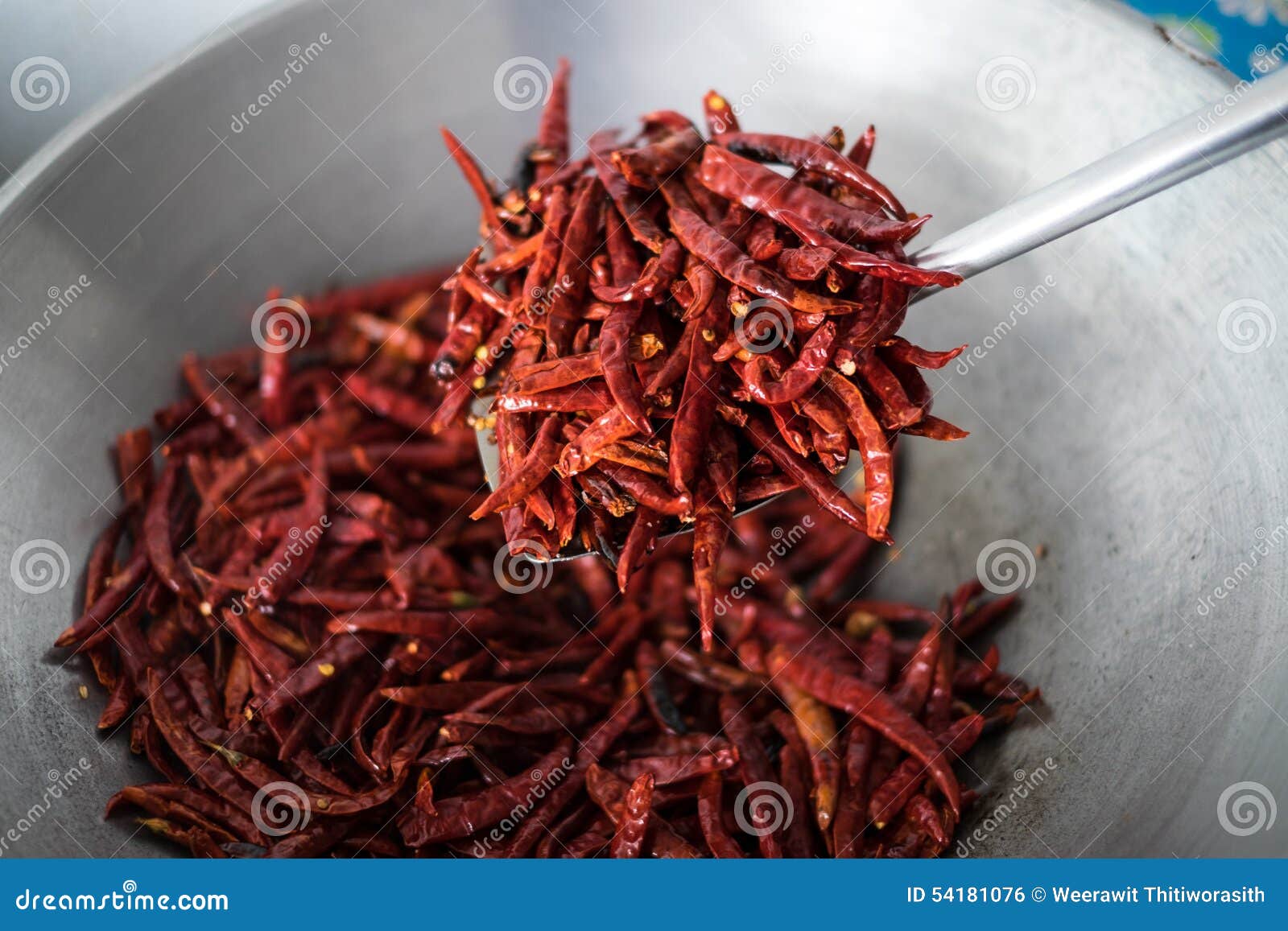 Los Chiles Se Secan En La Cacerola Foto de archivo - Imagen de modelo ...