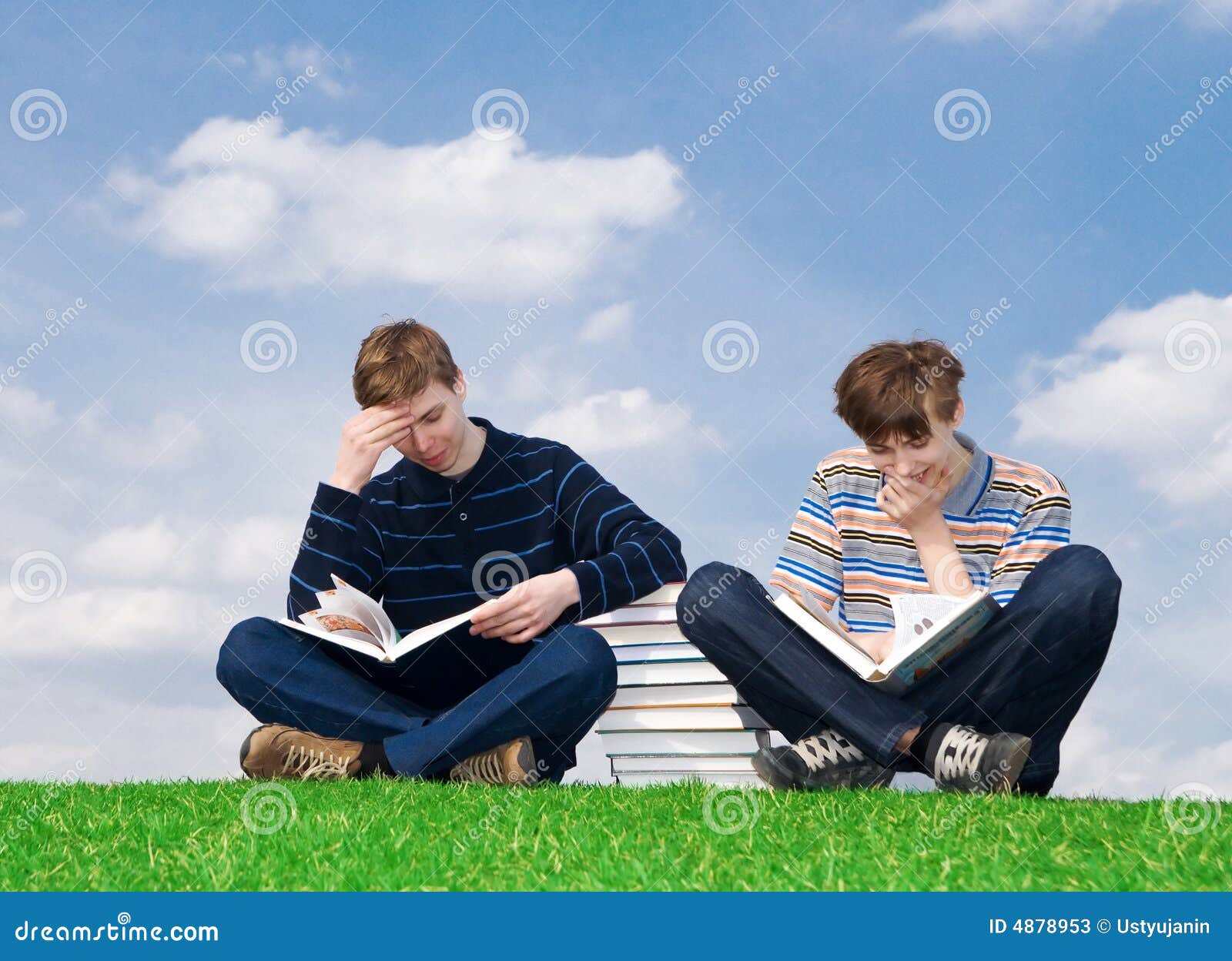 Los Dos Estudiantes Con El Libro Imagen. Imagen: 4878953