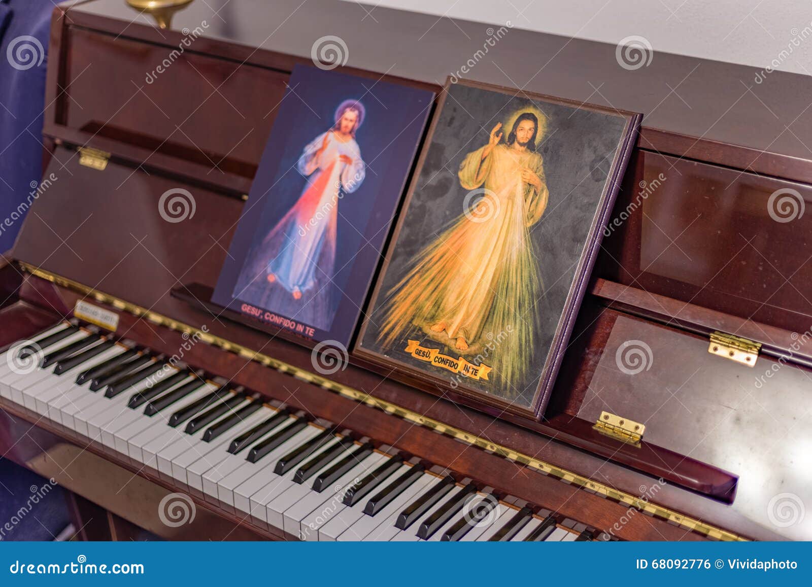 Los Dos Iconos Del Jesús Compasivo Foto de archivo - Imagen de musical ...